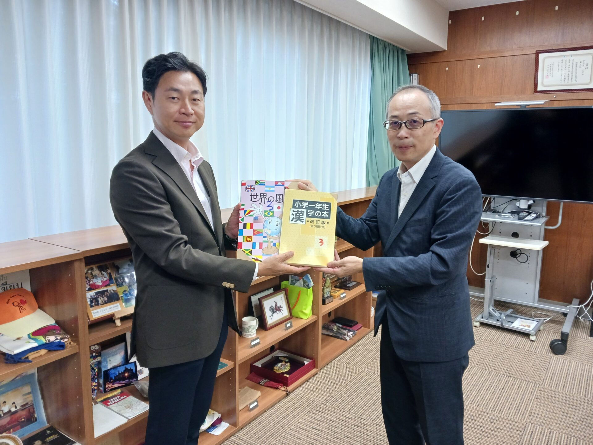 DSF社会貢献活動 拡大教科書贈呈 - KSI共立速記印刷株式会社